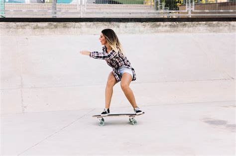 Seitenansicht Skater Mädchen Auf Skateboard Kostenlose Foto