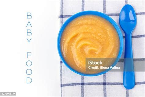 이유식 신선한 수제 사과소스 테이블에 직물과 아이 장난감에 과일 퓌레와 파란색 그릇 적절한 영양과 건강한 식습관의 개념 유기농 및 채식 식품 텍스트 공간 복사 0명에 대한