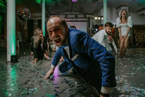 Ведущий Виталий Вялов