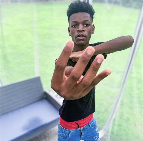 Guy Holding 4 Fingers Up ミーム 猫