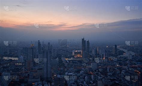 美丽的傍晚日落天际线城市景观与河流的曲线