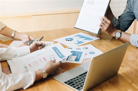 전문 투자자와 금융 회의 시간을 제시 했다 마케팅 전략 계획 보고서 사무실 개념을 현재 사무실 방에 새로운 시작 프로젝트 젊은 비즈니스 팀 건강관리와 의술에 대한 스톡 사진