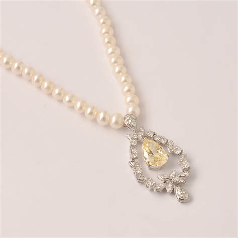 عقد الماس طبيعي مع حجر اصفر صناعي و لؤلؤ زراعي من مجموعة ريزاني