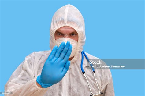 스튜디오 블루 배경에 고글과 얼굴 마스크가달린 보호복 유니폼을 입은 남자 의사 메딕 N95 호흡보호구 및 안전 안경을 착용한 흰색 항바이러스 보호복을 입은 구급대원 40