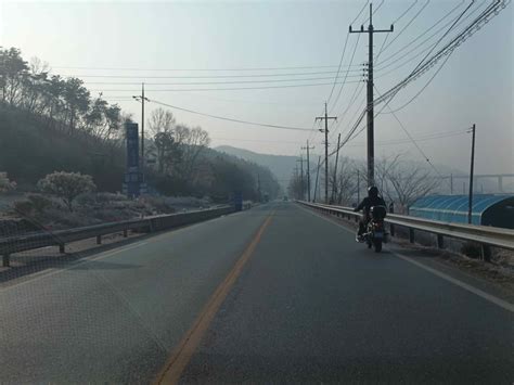 다음 상황에서 가장 안전한 운전방법 2가지는