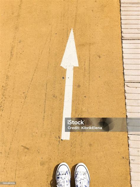 앞으로 도로에 발그 와 도로에 오른쪽 표지판 도로에 화살표 노란색 도로에 발과 화살 0명에 대한 스톡 사진 및 기타 이미지 0명 Defection 가출자 Istock
