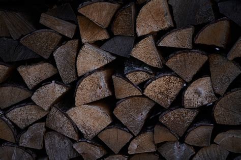 잘게 잘리고 쌓인 장작 장작 더미 겨울을위한 장작 준비 장작 배경 0명에 대한 스톡 사진 및 기타 이미지 0명 가뭄 갈색