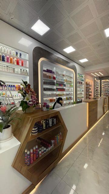 طراحی دکوراسیون داخلی داروخانه با رنگ‌های صورتی و استیل