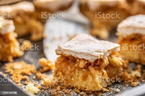 조각으로 잘라 애플 파이와 그 안에 빈티지 국자 베이킹 트레이의 세부 사항 0명에 대한 스톡 사진 및 기타 이미지 0명 가득 찬 갈색 Istock