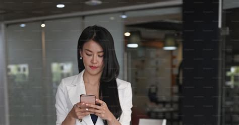 현대 직장에서 휴대 전화를 사용 하는 성공적인 사업가의 초상화입니다 사진 Unsplash의 온라인 데이트 이미지