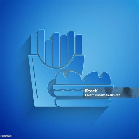 파란색 배경에 고립 된 판지 패키지 상자 아이콘에 종이 컷 버거와 감자 튀김 햄버거 햄버거 치즈 버거 샌드위치 패스트 푸드 메뉴 종이 아트 스타일입니다 벡터 일러스트레이션