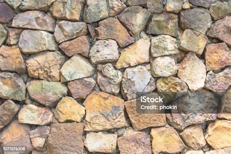 원활한 자연 패턴 장식 회색 슬레이트 돌의 벽 색된 돌 또는 시멘트 또는 사암 블록의 현대 스타일 디자인 장식 고르지 금이 Realmasonry 벽의 표면 갈색에 대한 스톡