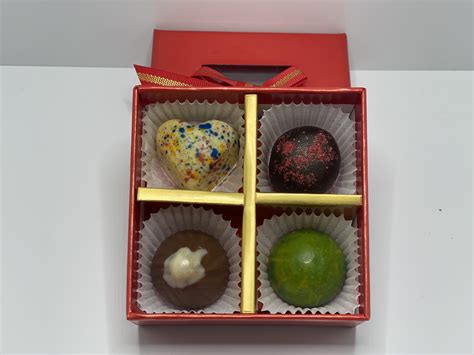 Кутия с микс ръчно направени бонбони 4бр Shoko Lady