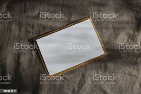 평면 누워 흰색 카드 배경 모형 텍스트에 대한 빈 장소 그림자 상단 보기와 소박한 직물 배경에 공예 봉투와 엽서 0명에 대한 스톡 사진 및 기타 이미지 Istock