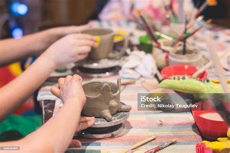 어린이 어린이를 위한 도자기 수업 마스터 클래스 도자기 바퀴에 항아리를 만드는 과정 도자기 그릇 수공예품을 만드는 도예가 젖은