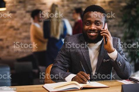 자신감 있는 사업가 가 전화에 이야기 하 고 카메라에 미소 20 24세에 대한 스톡 사진 및 기타 이미지 20 24세 25 29세 30 34세 Istock
