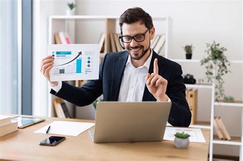 사무실 환경에서 성장 차트를 제시하는 자신감 넘치는 사업가 35 39세에 대한 스톡 사진 및 기타 이미지 35 39세