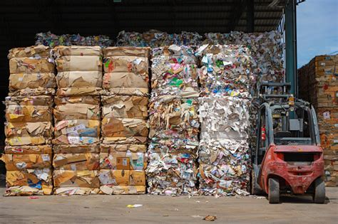 재활용 공장에서 파쇄하기 전에 철사 끈을 묶는 판지 및 상자 보드 베일 0명에 대한 스톡 사진 및 기타 이미지 0명 강철