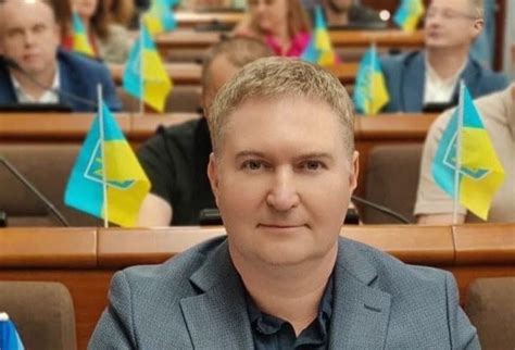 Вантажівки з допомогою столиці пробиралися до міста буквально стежками