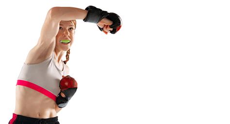 스포츠 유니폼과 장갑 훈련을하는 주니어 여성 Mma 전투기는 흰색 배경에 고립되어 있습니다 스포츠 경쟁 행동 건강한 라이프