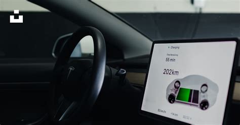 대시보드에 디스플레이가 있는 자동차 대시보드 사진 사진 Unsplash의 무료 충전 이미지