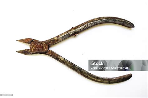 녹슨 절단 펜치는 흰색에 분리되어 있습니다 노화 회복력 및 시간의 흐름을 나타냅니다 수리 도구 골동품 또는 산업 개념의 테마에 이상적입니다 0명에 대한 스톡 사진 및 기타