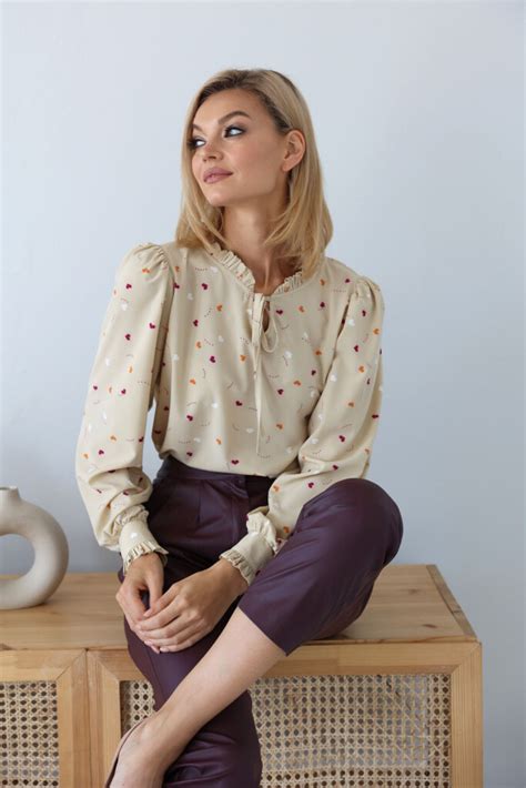 Блузка декоративными Looklikecat 01710752 купить за 4410 руб в интернет магазине с бесплатной