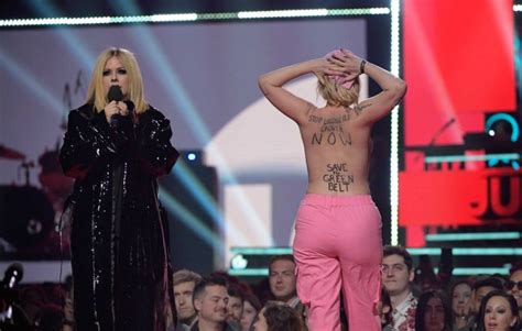 Avril Lavigne Confronts Topless Protester Onstage At Juno Awards
