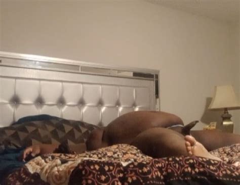 여자 끈 팬티를 입고 침대에서 후장을 때렸어 xHamster