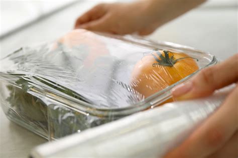 부엌의 조리대에서 야채가 있는 유리 용기에 플라스틱 음식 랩을 씌우는 여자 근접 촬영 건강한 식생활에 대한 스톡 사진 및 기타 이미지 건강한 식생활 근거리 초점