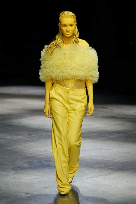 7 عروض سطع فيها اللون الأصفر لخريف وشتاء 2022 مجلة هي