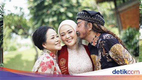 Foto Cecillia Gina Putri Limbad Lulus S2 Memukau Dengan Kebaya Warna