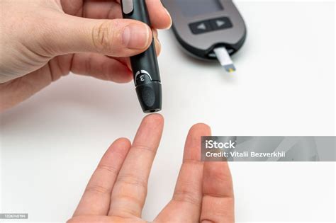 손가락에서 당뇨병 설탕 수준 의료 검사를 위한 혈액을 복용 개념에 대한 스톡 사진 및 기타 이미지 개념 건강 검진 건강 진단 Istock