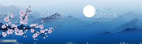 꽃이 만발한 벚꽃 가지와 부드러운 슬로프가있는 안개 낀 산 전통적인 동양 잉크 페인팅 스미e U죄 고화 젠 스타일에 대한 스톡