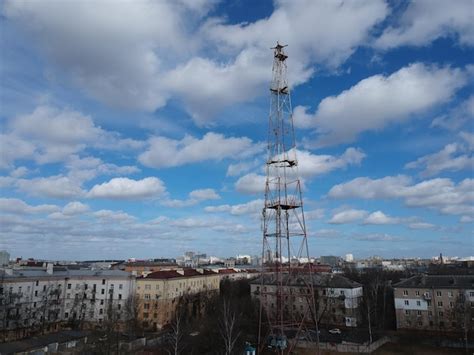 Pylon De Electricidad Por Los Edificios En La Ciudad Contra El Cielo