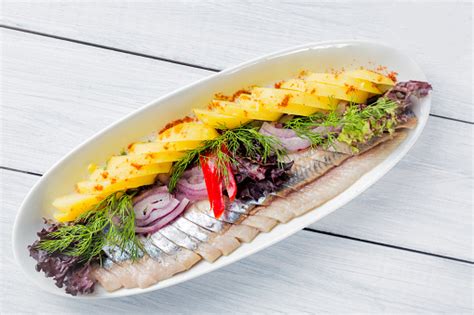 튀긴된 감자 양파 후추와 허브 화이트 접시와 나무 테이블에 청 어의 조각 접시 0명에 대한 스톡 사진 및 기타 이미지 0명 감자 요리 건강한 식생활 Istock