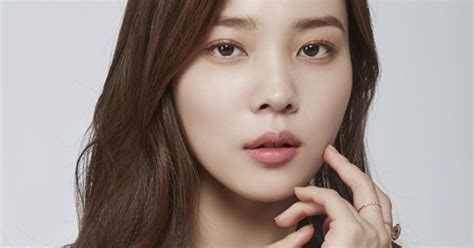 뇌섹녀 윤소희 청순섹시 담은 프로필 공개 반전 매력