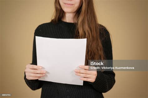 여자 빈 흰색 A4 전단지 팜플렛 소책자를 읽고입니다 전단지 프리젠테이션입니다 팜플렛에는 손을 잡으십시오 여자 쇼 명확한 오프셋된 종이입니다 시트 서식 파일입니다 공란에