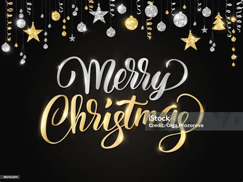 메리 크리스마스 손으로 글자를 작성 금색과 은색 반짝이 테두리 공 및 리본에 매달려 함께 화 환입니다 다이아몬드에 대한 스톡 벡터 아트 및 기타 이미지 Istock