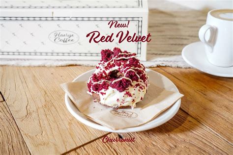 해례커피 성수 본점 레드벨벳 츄로넛 출시 바삭한 츄로넛 위에 부드럽게 흐르는 크림치즈 프로스팅 그 위에 뿌려진 레드벨벳 그리고 화이트 초콜릿의 달콤한 속삭임까지