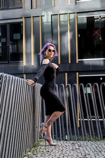 백인 백색 여성 건물의 발코니에 서 있는 모델 하 고 날씨를 즐깁니다 도시 현대 패션 개념에에서 휴식 회색 드레스에 긴 보라색 머리 아름 다운 여자 감정에 대한 스톡 사진