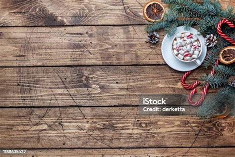 마시멜로를 곁들인 핫 초콜릿 한 잔 크리스마스 트리와 장식 지팡이 캐러멜과 오렌지 너트 나무 배경 복사 공간 0명에 대한 스톡