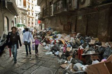 Naples Garbage Photos