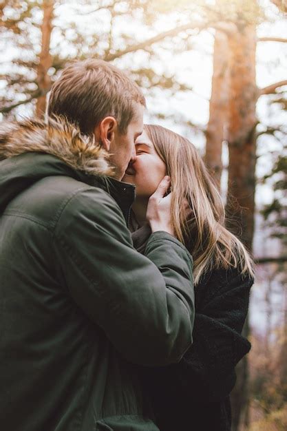 Una Pareja Besándose En El Parque Foto Premium
