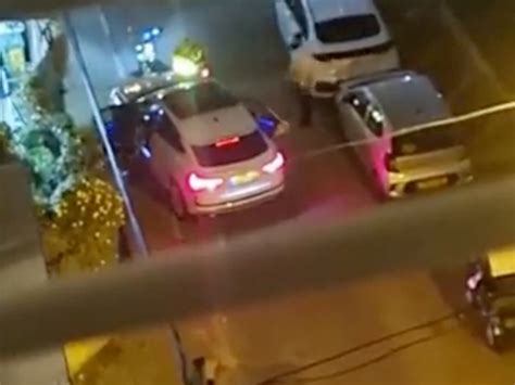 Волна насилия на дорогах пьяный мотоциклист избил каской водителя автомобиля в Бней Браке