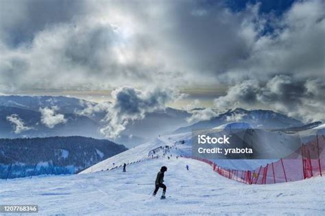 코카서스 산맥은 겨울에 눈과 흐린 하늘을 덮었다 러시아의 리조트 로사 쿠토르의 스키 슬로프 자연 환경 풍경입니다 겨울에 대한 스톡 사진 및 기타 이미지 Istock