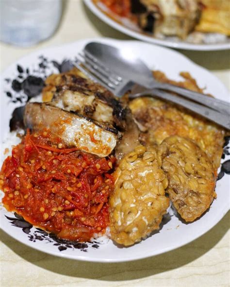 Sejak 1982 Sego Sambel Mak Yeye Tetap Jadi Favorit Pecinta Pedas Surabaya