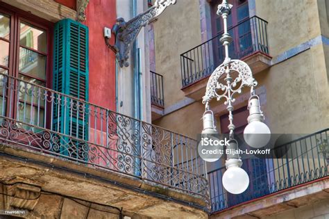 라 람블라 스 근처의 역사적인 도시 중심에 있는 아름 다운 바르셀로나 거리 거리에 대한 스톡 사진 및 기타 이미지 거리 건물 외관 건축 Istock