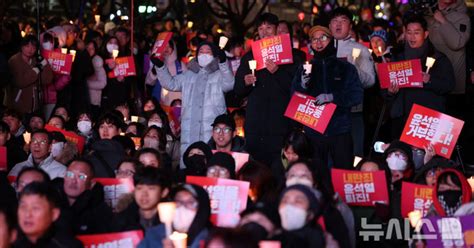 다시 촛불을 들고
