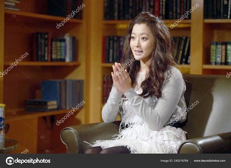 South Korean Actress Kim Hee Sun Seen Kevin Hours Talk — Stock